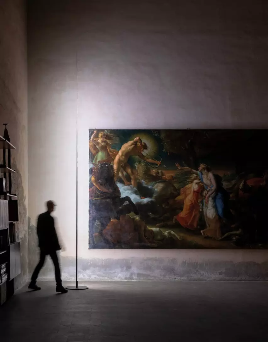 Una fotografía de la luz Origine en una galería de arte