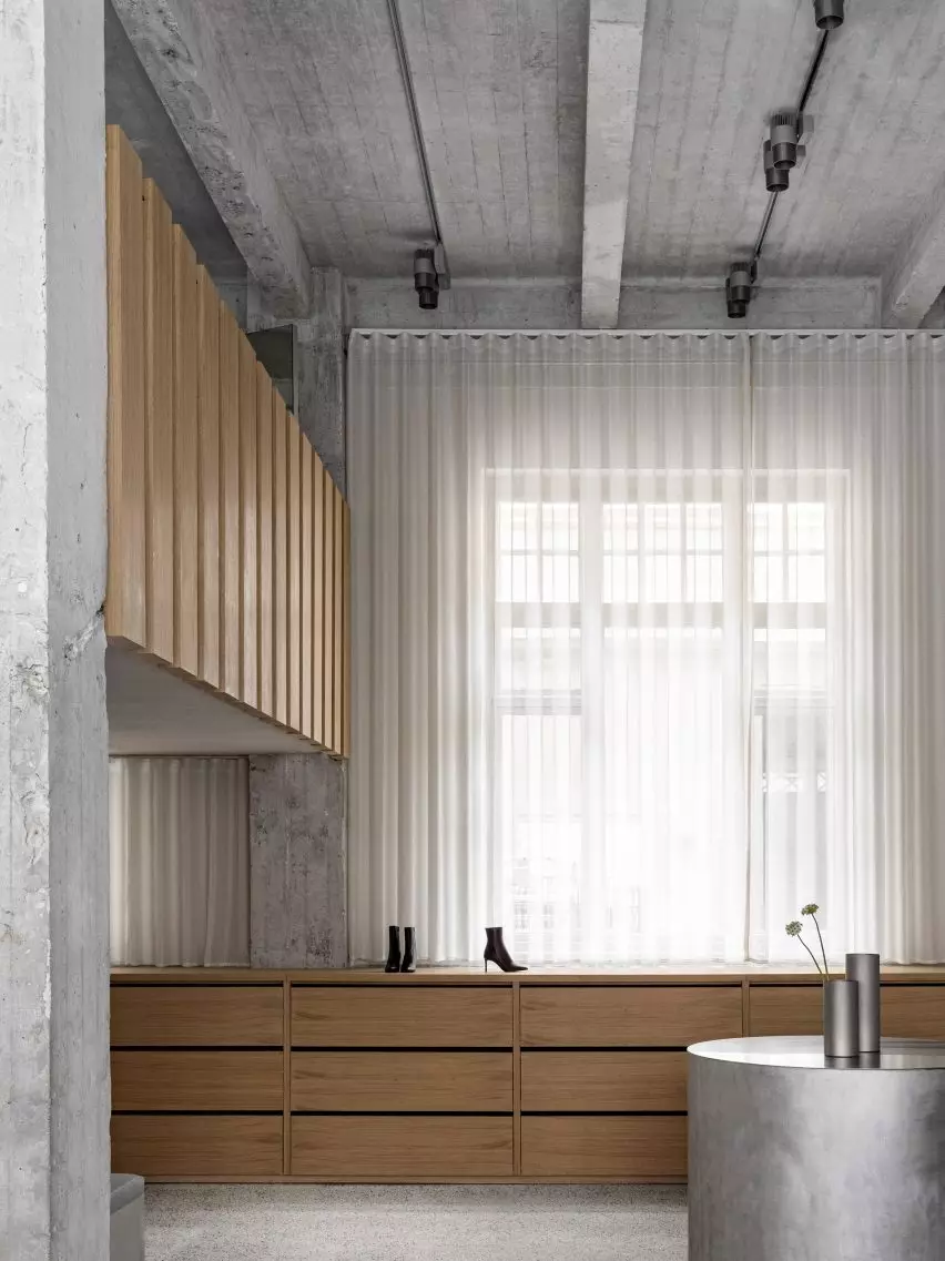 Minimalistysk ynterieur fan Notabene skuonwinkel yn Kopenhagen, troch Norm Architects