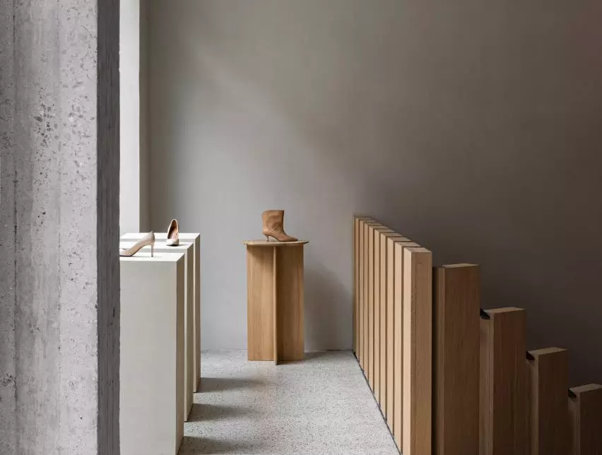 Enteryè minimalist nan magazen soulye Notabene nan vil Copenhagen, pa Norm Architects