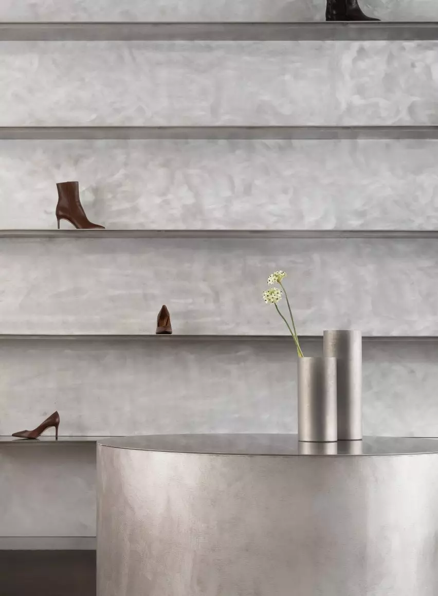 Minimalistický interiér predajne obuvi Notabene v Kodani od Norm Architects