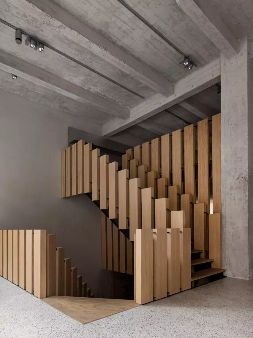 Дъбово стълбище се отличава в магазин за обувки Notabene, проектиран от Norm Architects