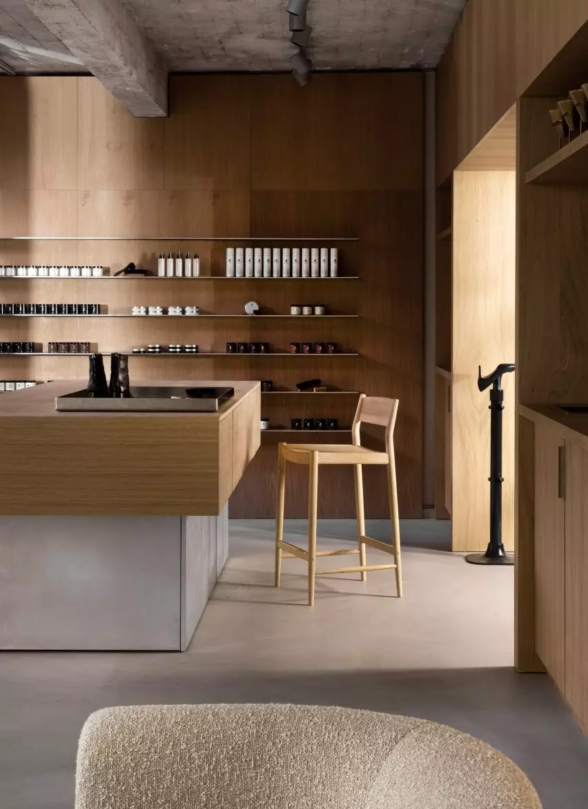 Minimalistyczne wnętrze sklepu obuwniczego Notabene w Kopenhadze, autorstwa Norm Architects