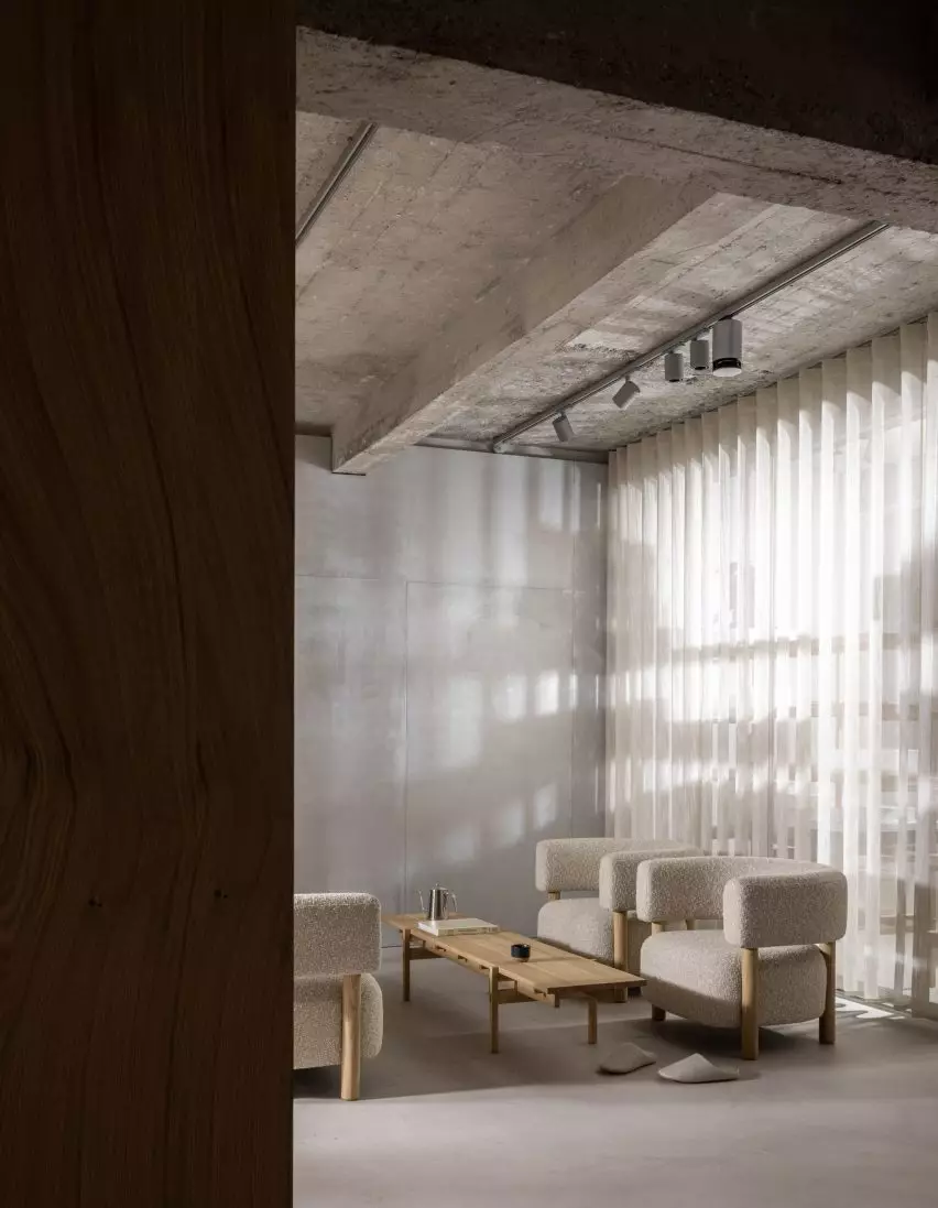 Norm Architects tarapyndan Kopengagende Notabene aýakgap dükanynyň minimalistik içki bölegi