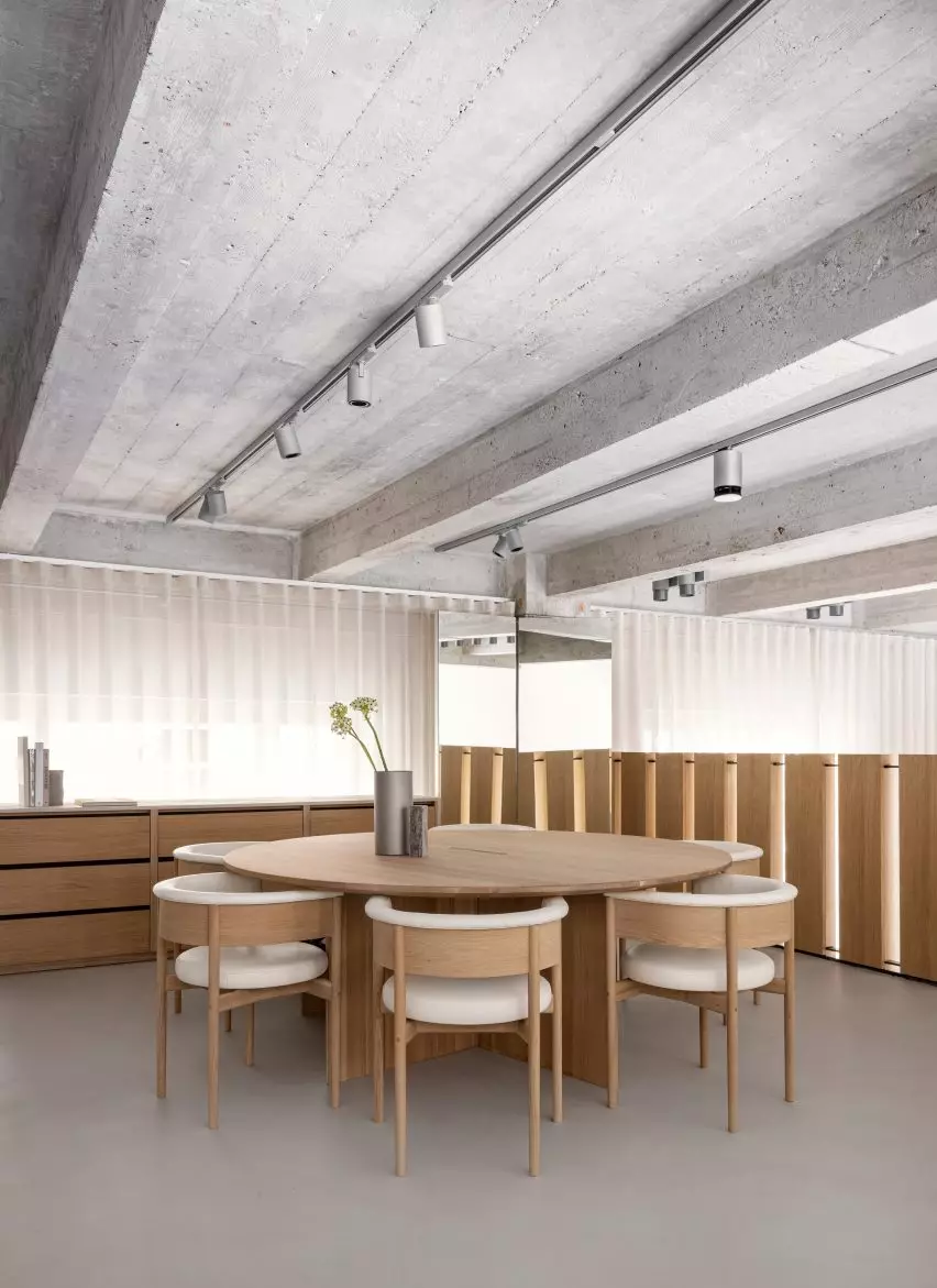 Tu fewn minimalaidd i siop esgidiau Notabene yn Copenhagen, gan Norm Architects
