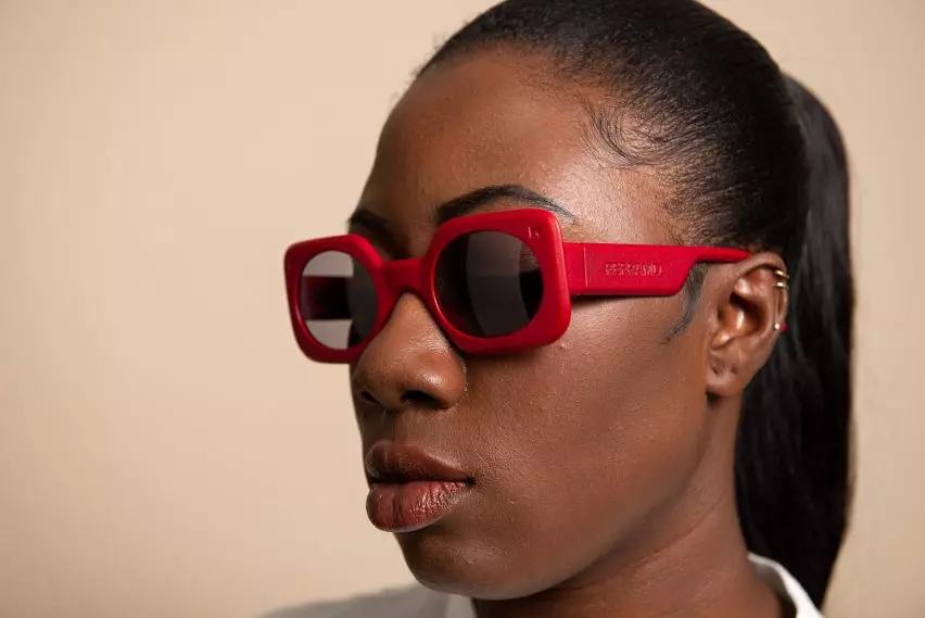 Une femme portant une paire de lunettes de soleil rouge