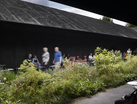 Serpentine Gallery Pavilion 2011 nipasẹ Peter Zumthor ti o ya aworan nipasẹ Julien Lanoo