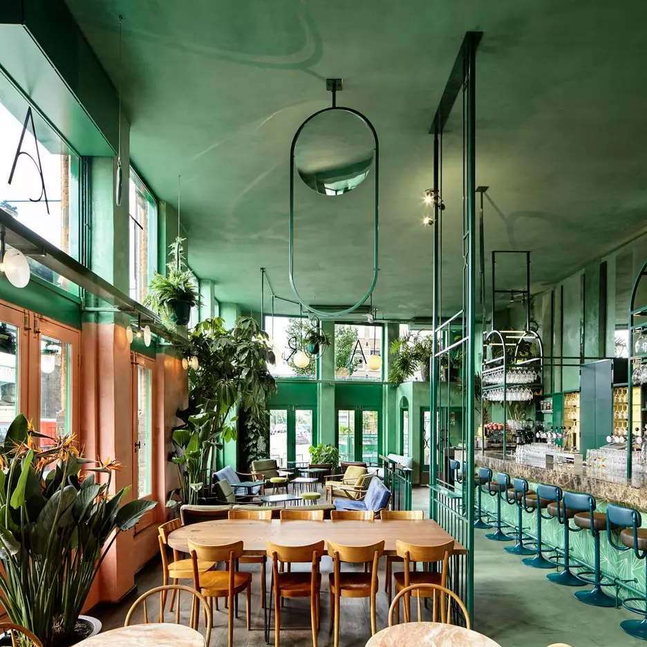 Bar Botanique en Amsterdam por Studio Modijefsky está lleno de plantas tropicales