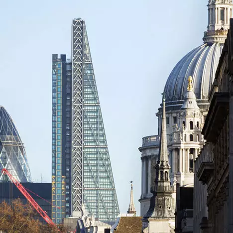 Novaj fotoj montras Rogers Leadenhall Building proksimiĝantan al fino