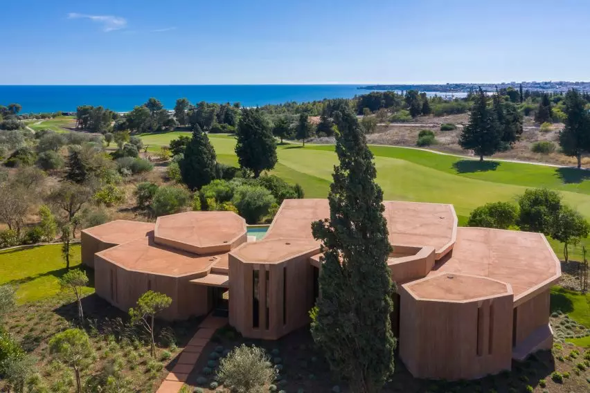 Luchtfoto van Villa 19 in Palmares Ocean Living & Golf resort door RCR Architectes