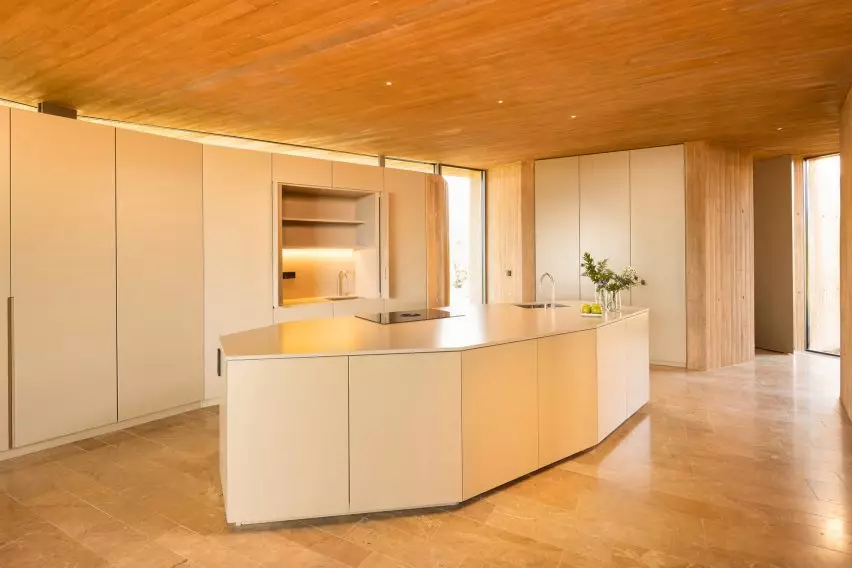 Keuken in Villa 19 in Palmares Ocean Living & Golf resort door RCR Architectes