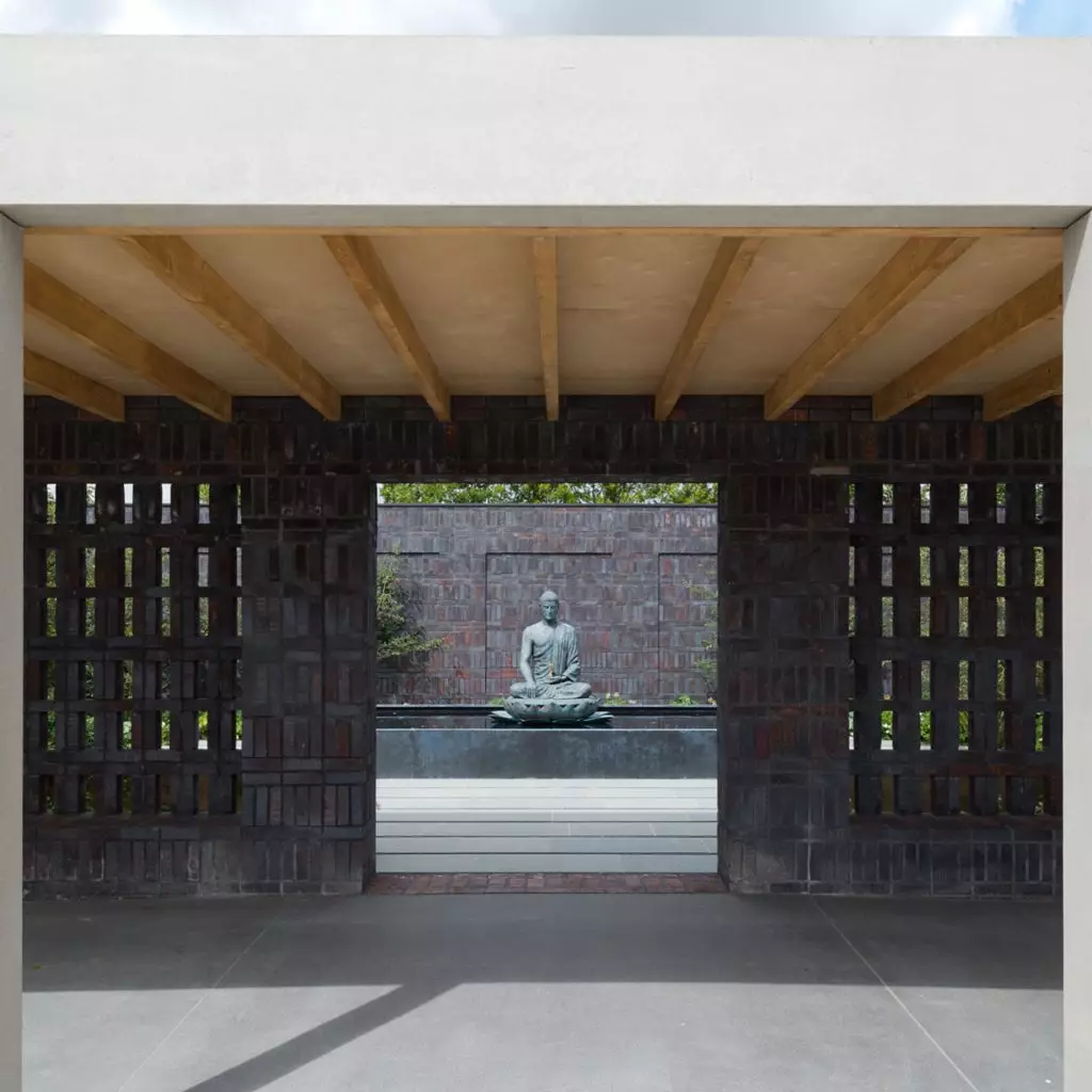 Walters & Cohen Architects skapar buddhistiska reträtt på landsbygden i England
