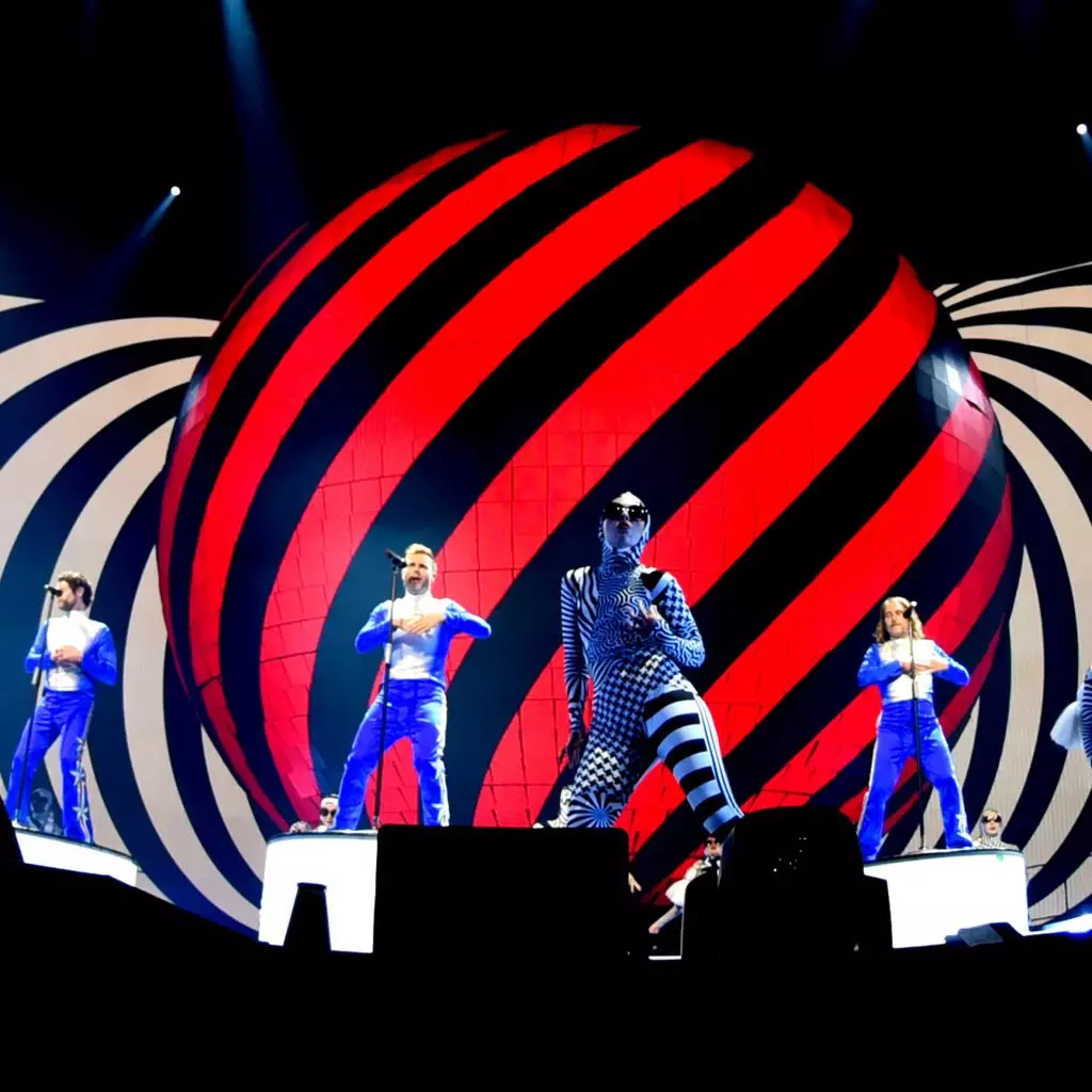 Take That's Greatest Hits Tour beinhaltet eine 40 Tonnen schwere digitale Kugel