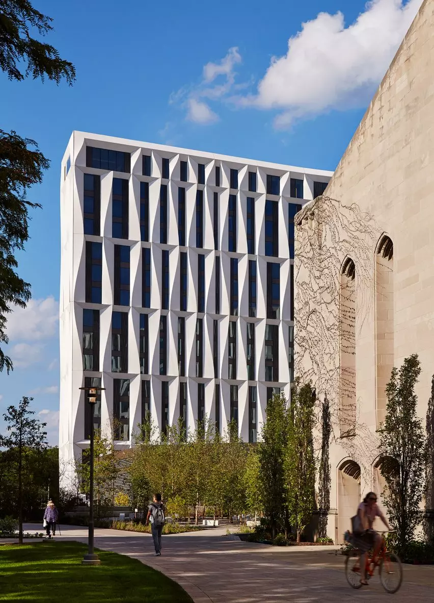 university-of-chicago-campus-north-residential-commons_studio-geng-architects_steve-hall-copyright-hedrich-blessing_dezeen_2364_col_1