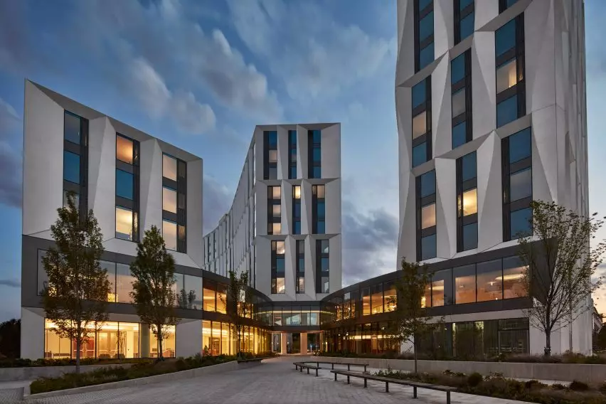 university-of-chicago-campus-north-residential-commons_studio-geng-architects_tom-harris-photography_dezeen_2364_col_1