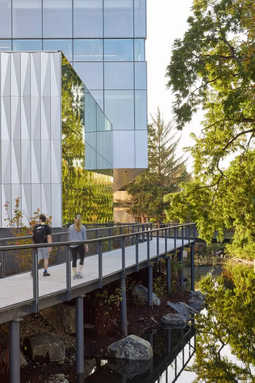 Oregon Üniversitesi'nin camlı dış ve yaya köprüsü