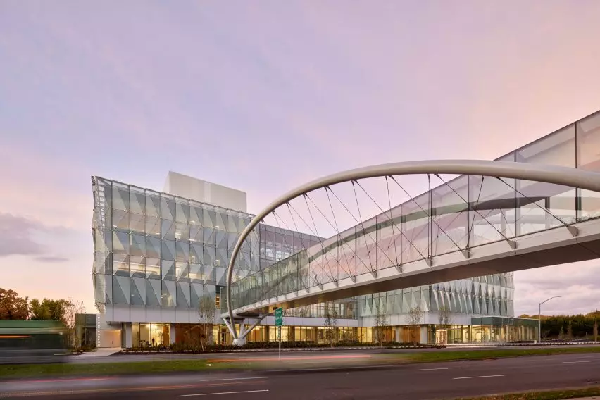 Passerelle pour piétons de l'établissement universitaire Knight Center aux États-Unis