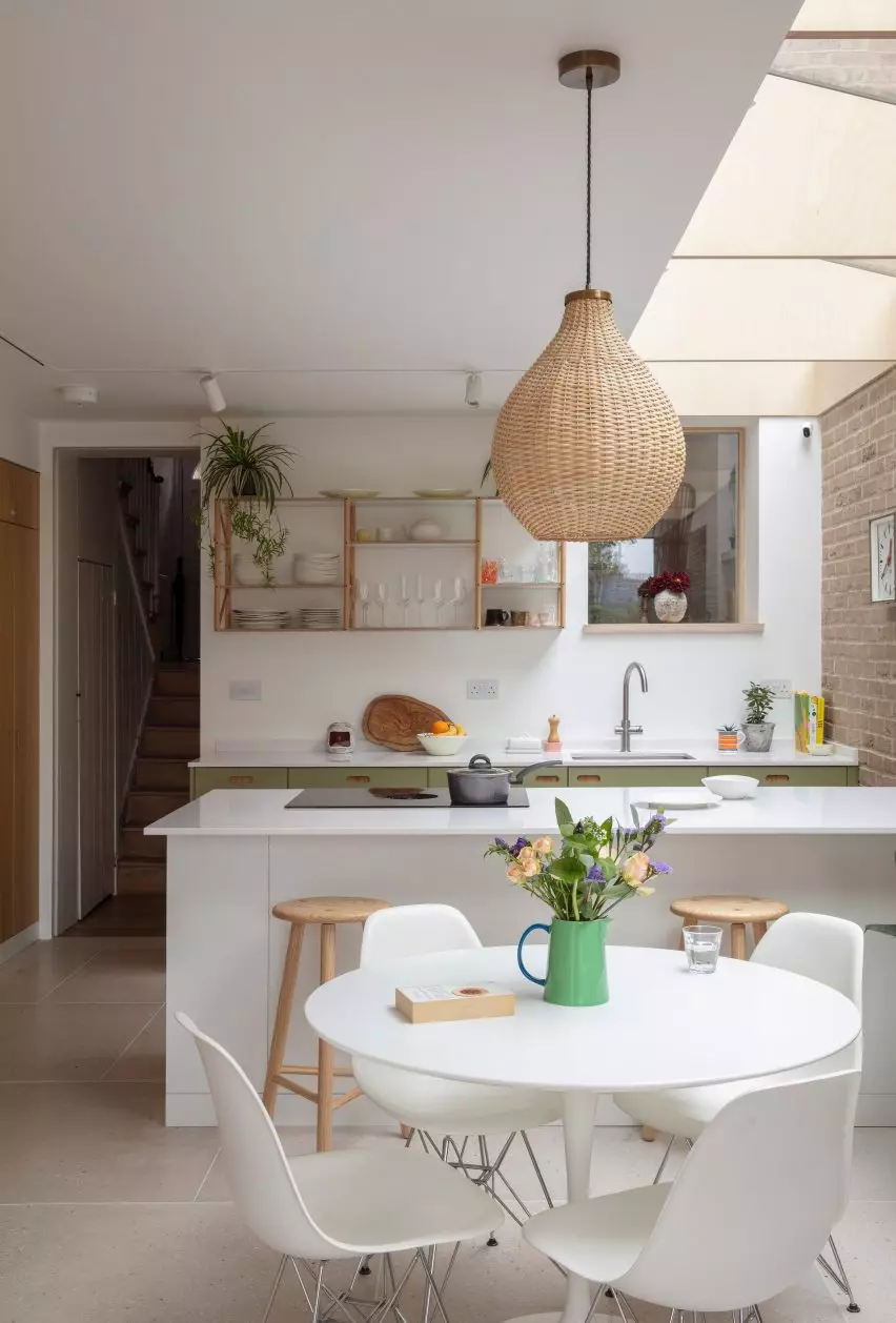 Immagine interna della cucina a pianta aperta e della sala da pranzo presso l'estensione e la galleria di Londra di Delve Architects