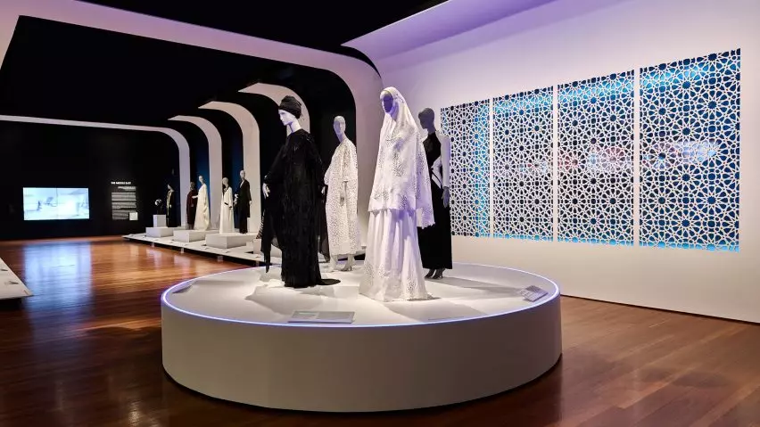 Imfashini ye-Contemporary Muslim e-de Young Museum