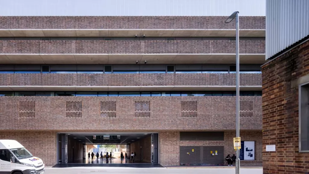 Herzog & de Meuron completa el edificio de ladrillo Royal College of Art