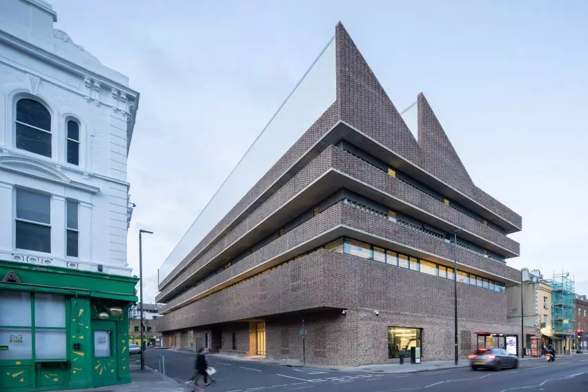 Edifício de tijolos com telhado de dente de serra por Herzog & de Meuron