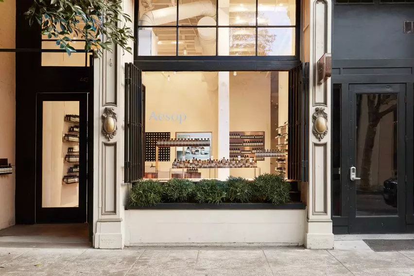 Facade - ụlọ ahịa Aesop dị na San Francisco Jaskson Square site na Tacklebox