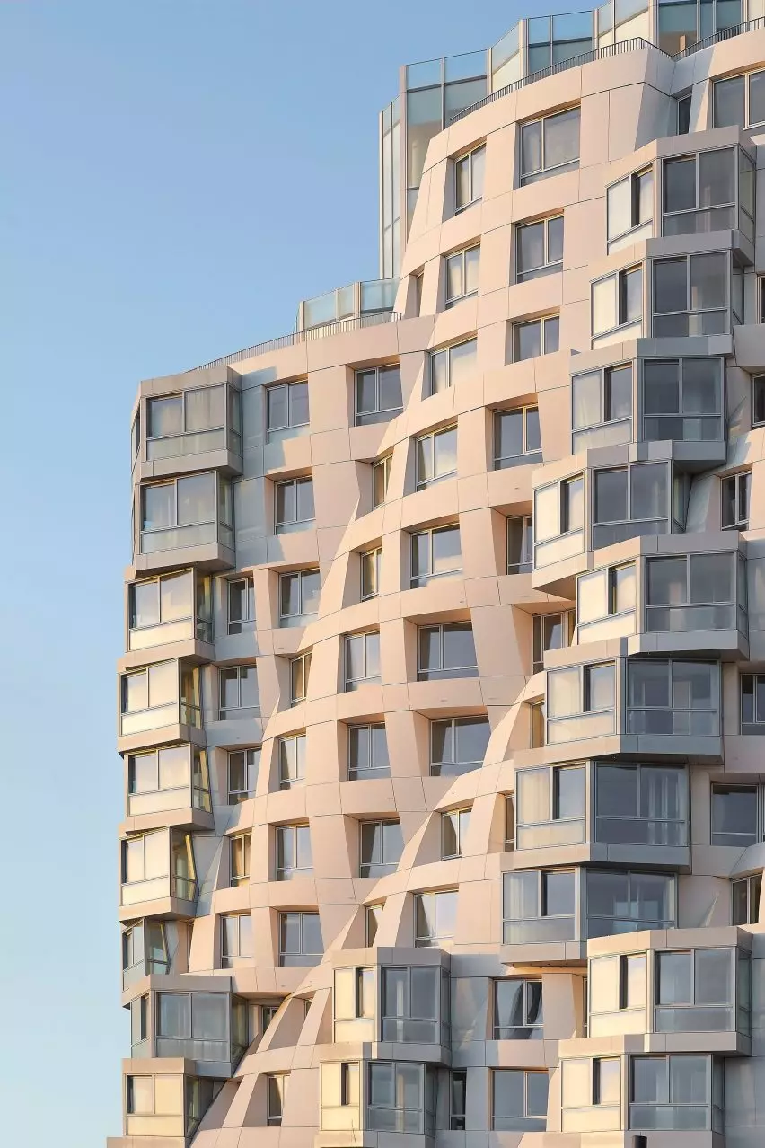 Κυματισμένη πρόσοψη του Prospect Place από τον Frank Gehry