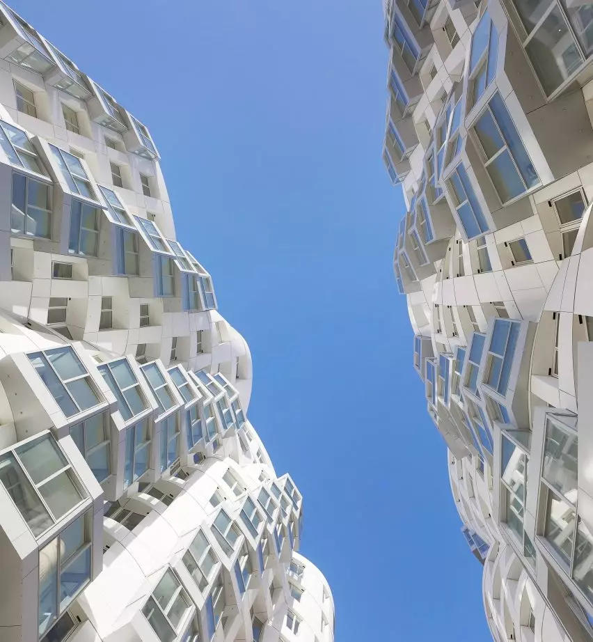 Rippled facades eProspect Place naFrank Gehry