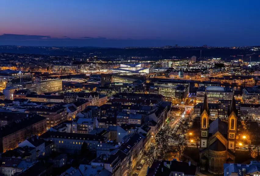 O le faaliliuga o le Vltava Philharmonic Hall na susulu i le afiafi