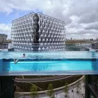 Sky Pool នៅ Embassy Gardens in Battersea ដោយ HAL