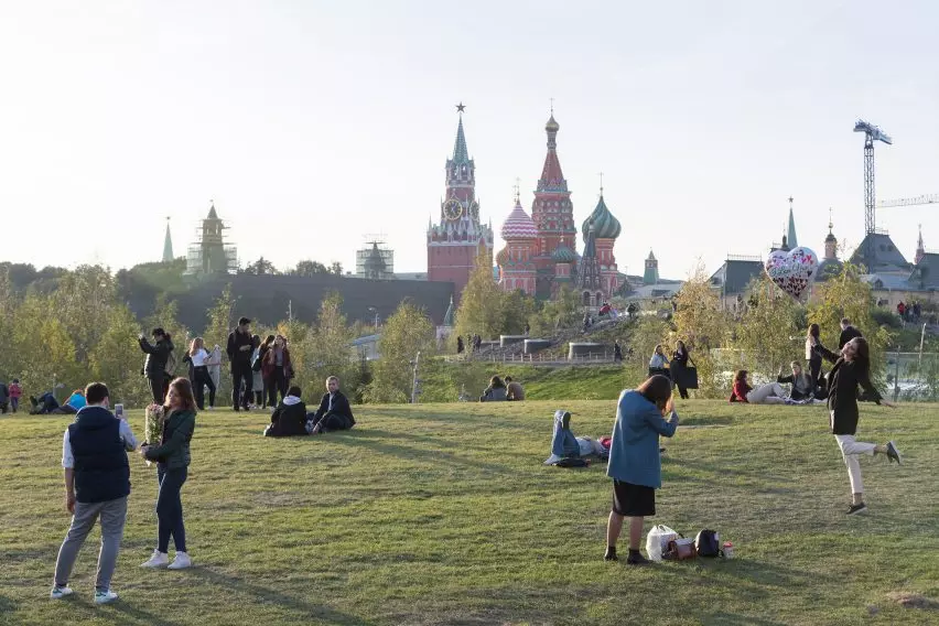 Zaryadye Park ze ntawm Kremlin hauv Moscow