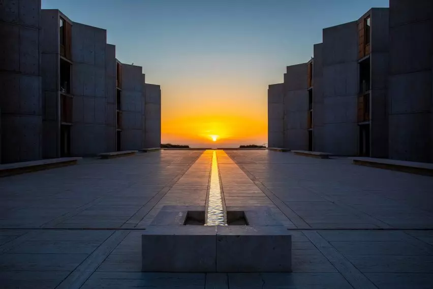 Salk Enstitüsü'ndeki dere ile sıraya giren güneşin görüntüsü