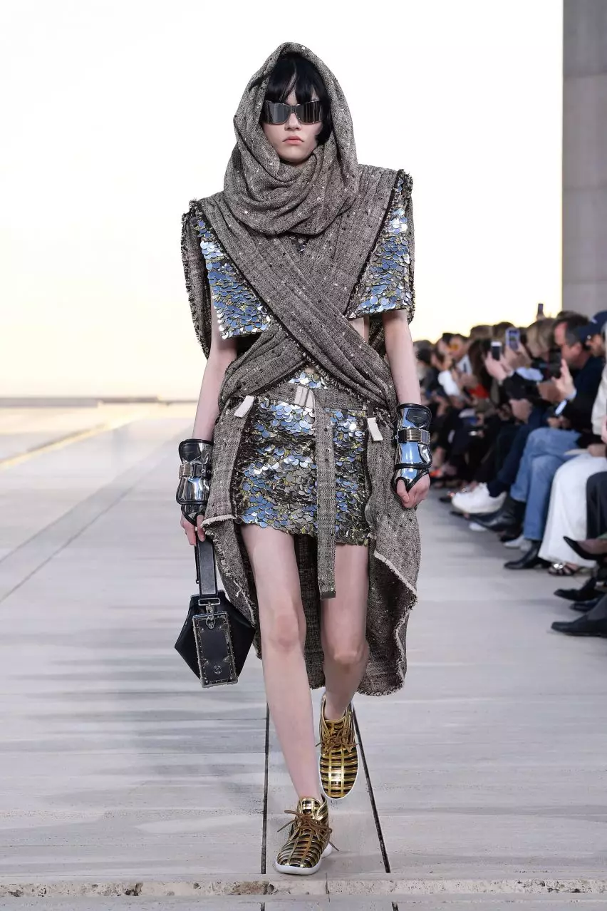 Mufananidzo wemuenzaniso Steinberg akapfeka chitarisiko chesimbi muLouis Vuitton 2023 cruise show