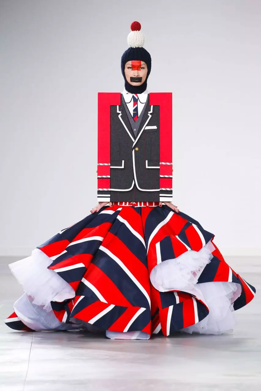 Imodeli inxibe ibhatyi ephefumlelwe yi-etch-a-sketch kumboniso we-Thom Browne Autumn Winter 2022