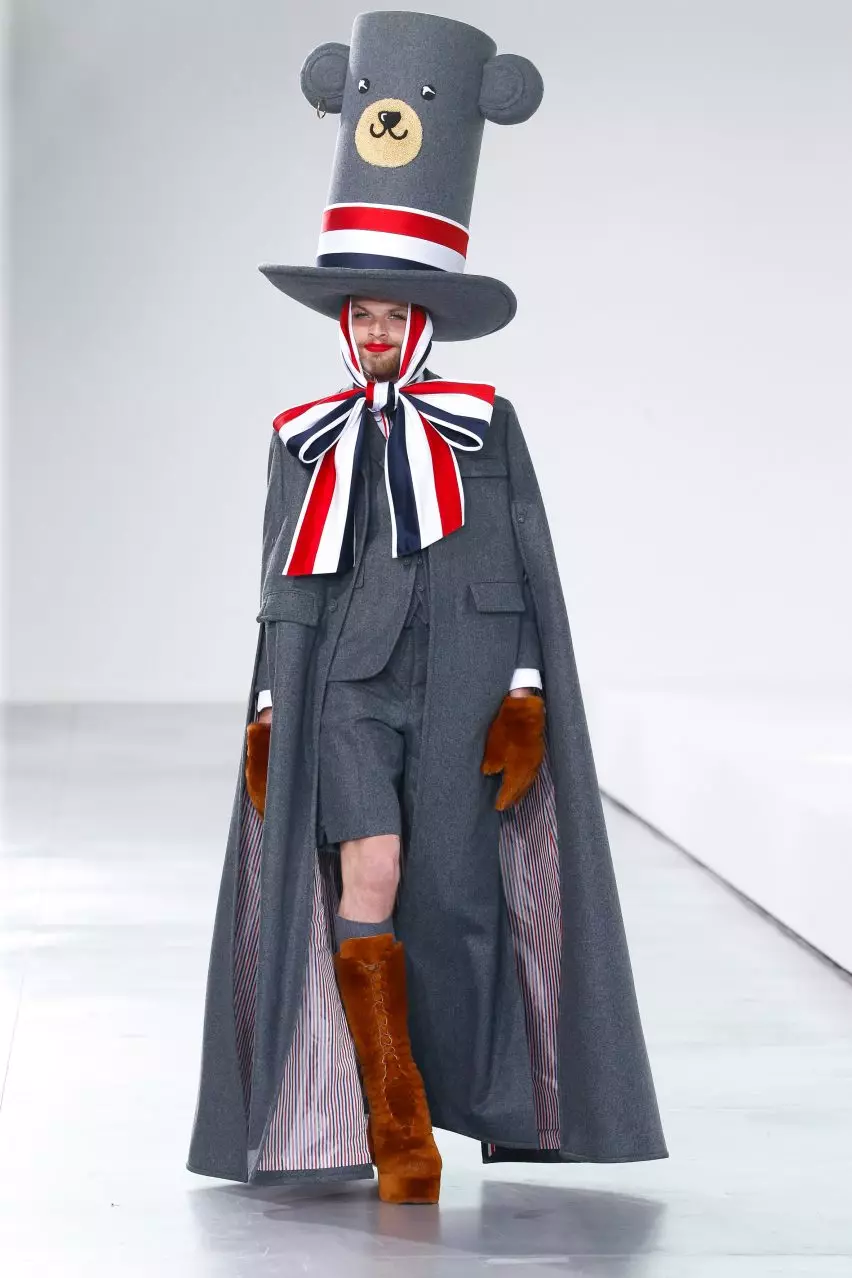 ሞዴል በ Thom Browne ትርኢት ላይ የቴዲቢር ኮፍያ ለብሷል