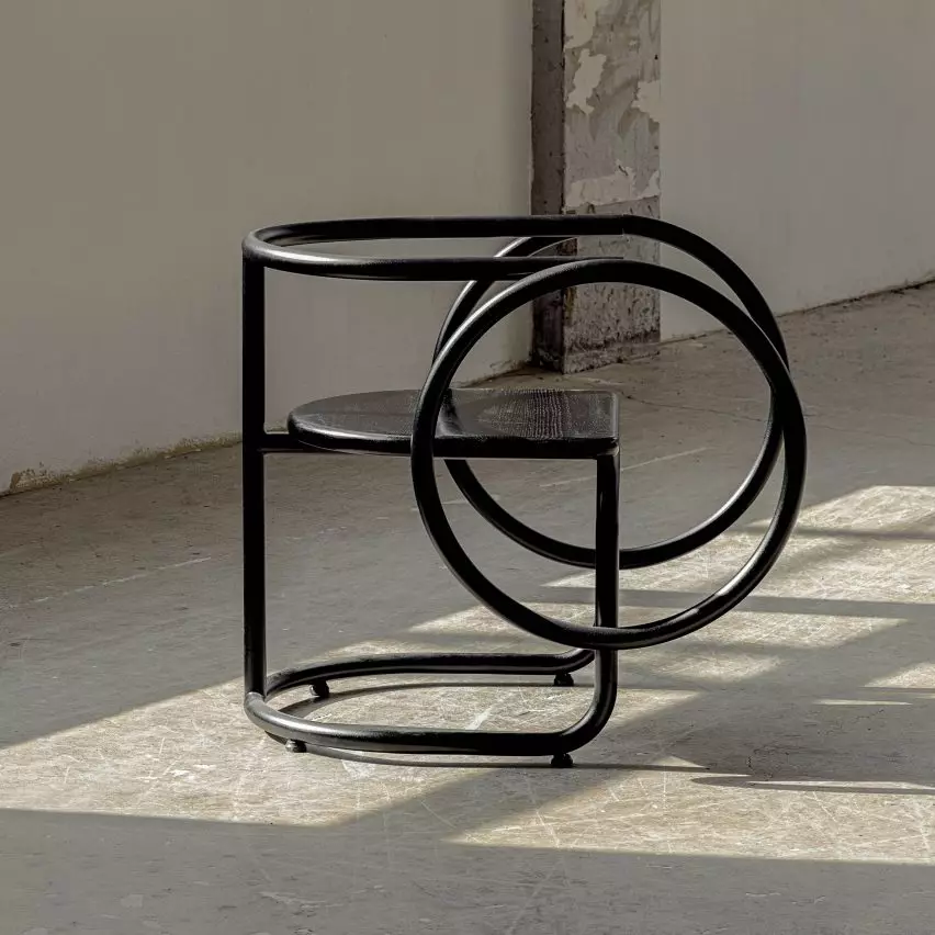 Hoop Chair z koreańskiej kolekcji Art Deco