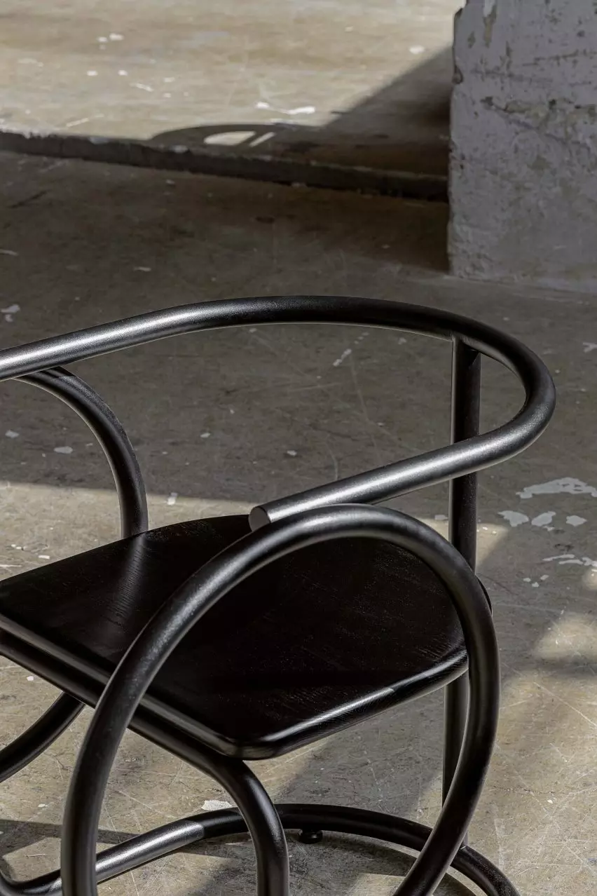 Hoop Chair z koreańskiej kolekcji Art Deco