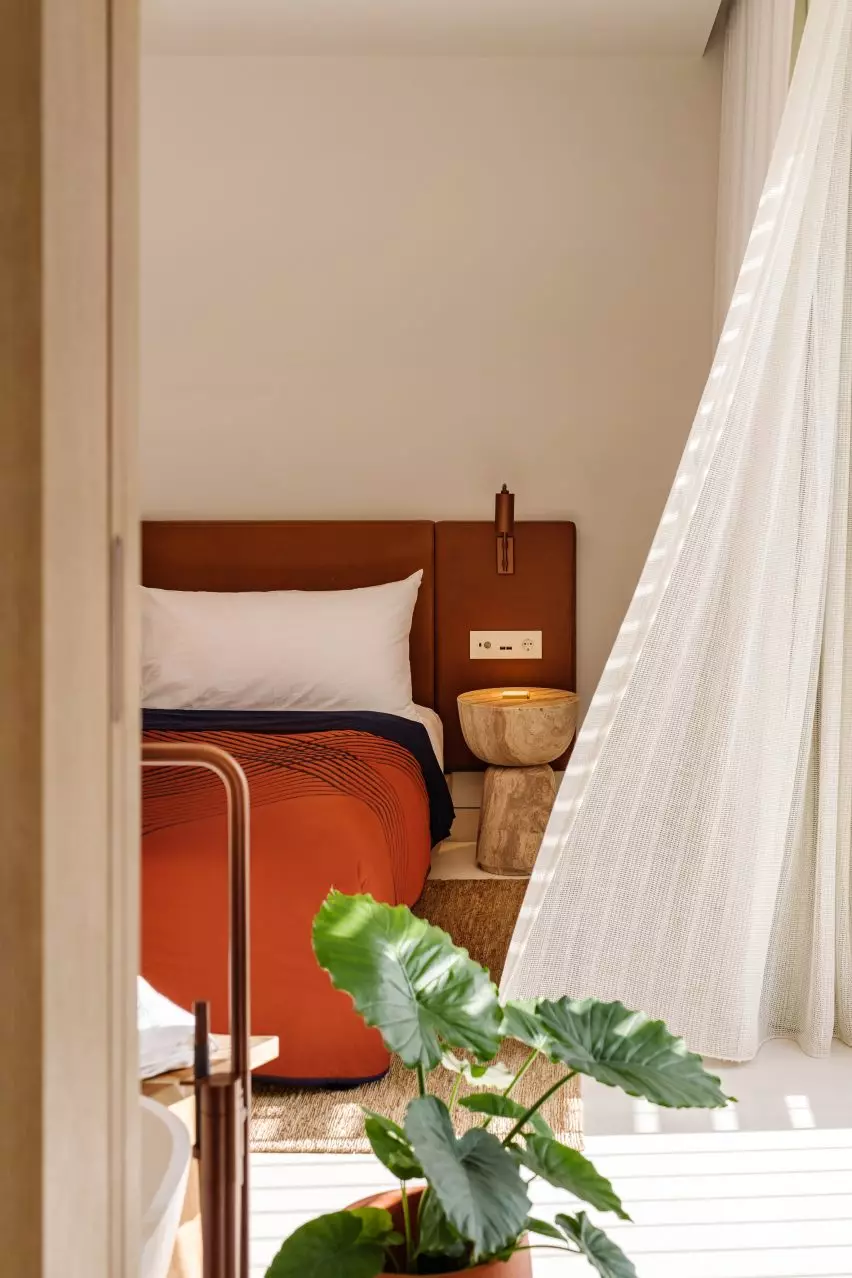 Imaxe interior dun dormitorio no The Standard Ibiza