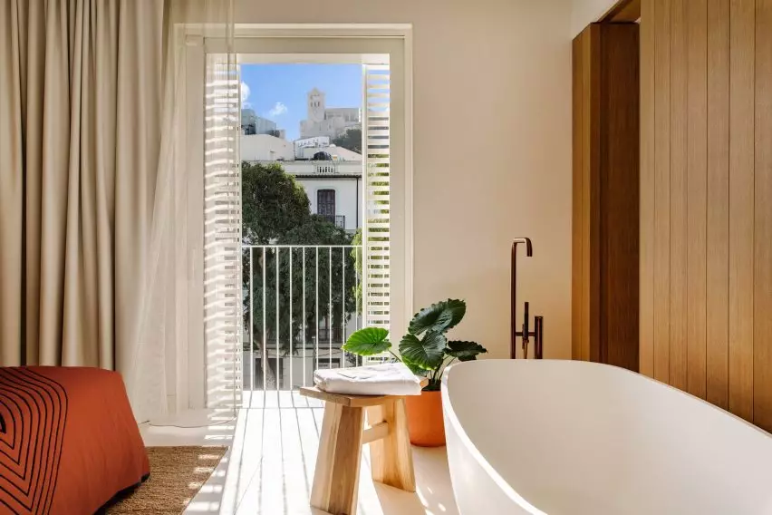 Imaxe interior dun dormitorio con bañeira independente en The Standard Ibiza