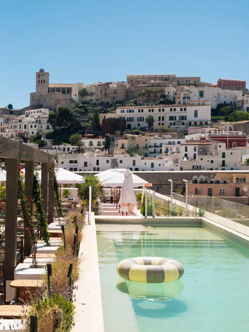 Imaxe da piscina do teito con vistas á cidade