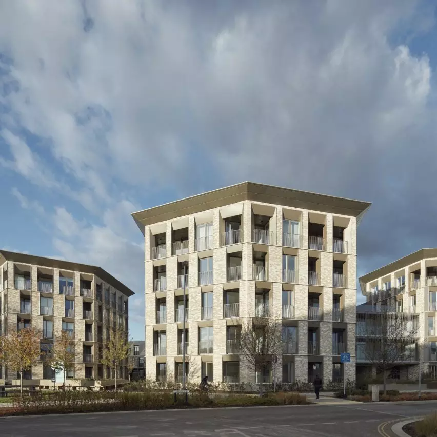 Athena saunia e Alison Brooks Architects i Eddington, Cambridge