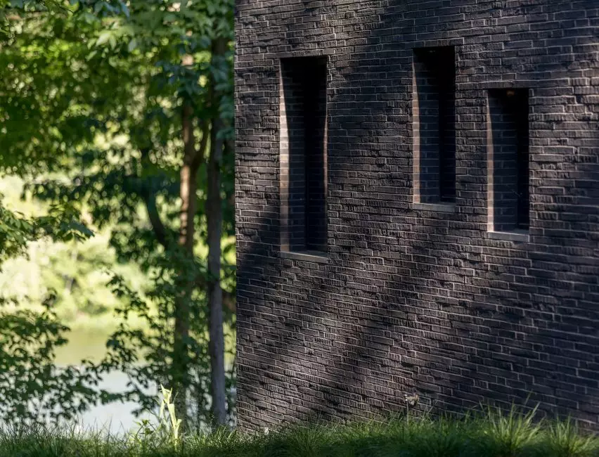 Desain perumahan eksterior bata hitam Princeton NJ