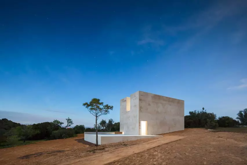 Álvaro Siza xây dựng nhà nguyện Capela do Monte cho khóa tu mới ngoài lưới điện ở Algarve