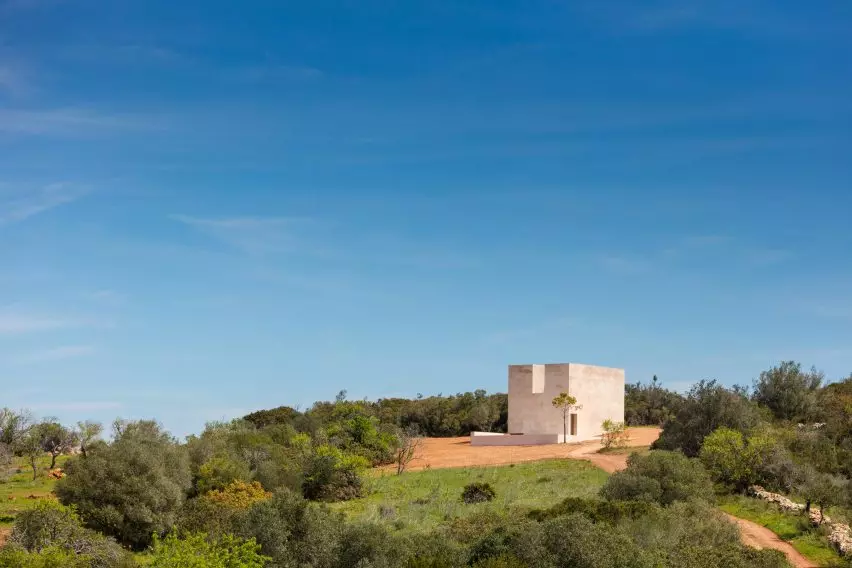 Álvaro Siza xây dựng nhà nguyện Capela do Monte cho khóa tu mới ngoài lưới điện ở Algarve