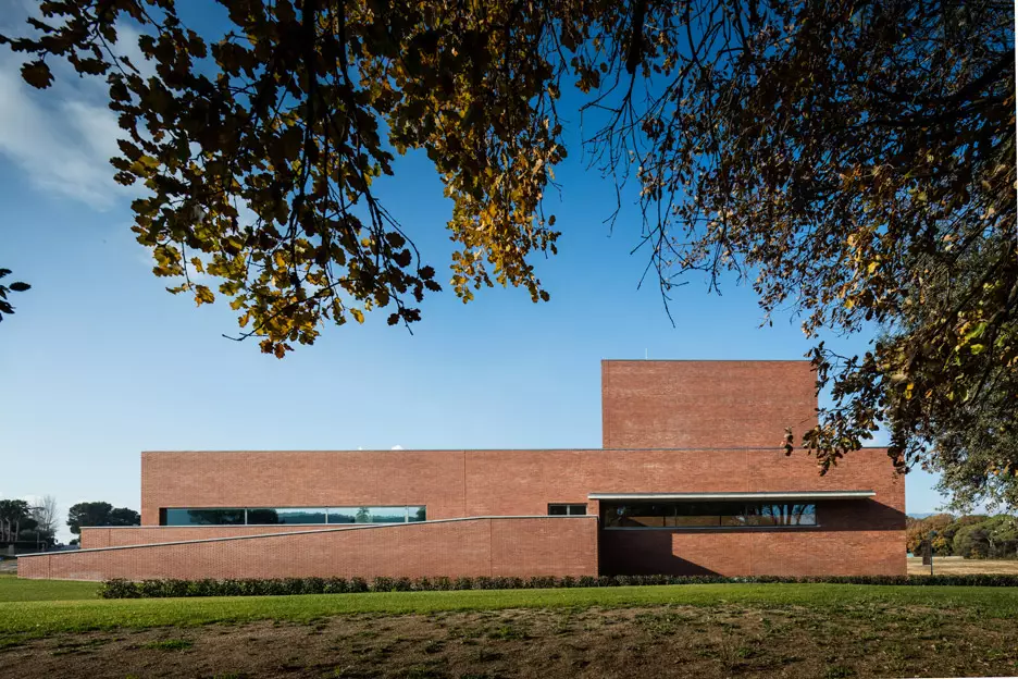 Alvaro Siza Wieiranyň “Llinars del Vallès” jemgyýetçilik auditoriýasy