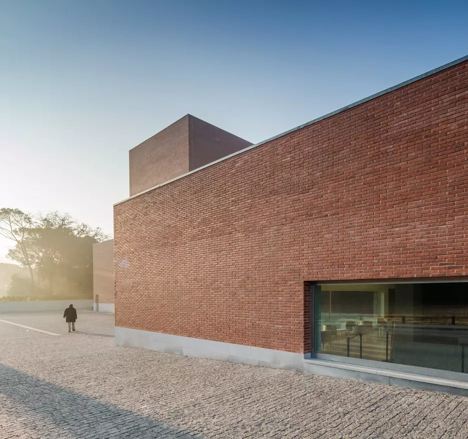 Offentlig auditorium i Llinars del Vallès av Alvaro Siza Vieira