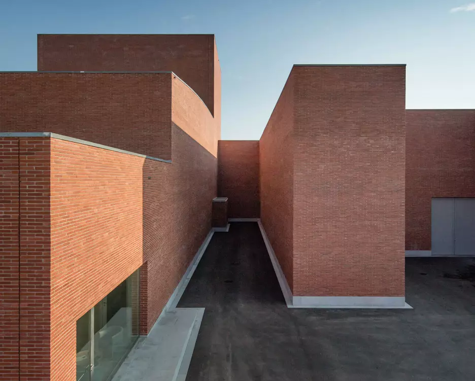 Offentlig auditorium i Llinars del Vallès av Alvaro Siza Vieira