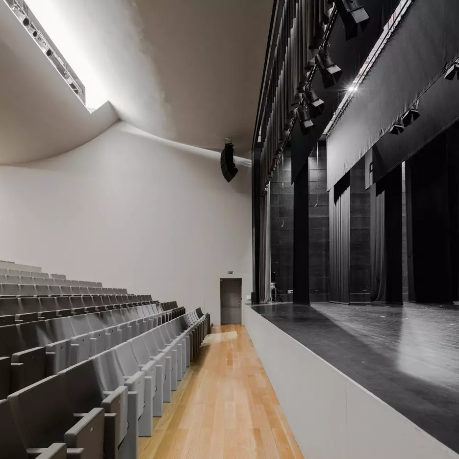 Offentlig auditorium i Llinars del Vallès av Alvaro Siza Vieira