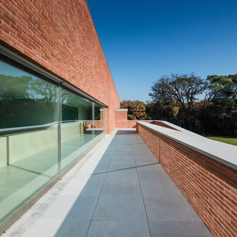 Offentlig auditorium i Llinars del Vallès av Alvaro Siza Vieira