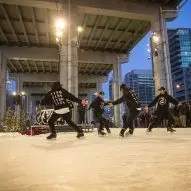 De Bentway wäert den onbenotzten Raum ënner dem Toronto Gardiner Expressway an e linear Park mat engem Äis-Schlittschong transforméieren.