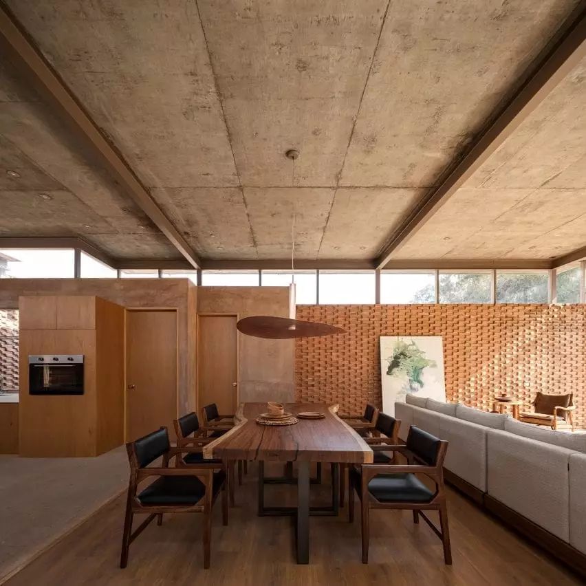 Mesa de comedor de madeira de Casa UC en México